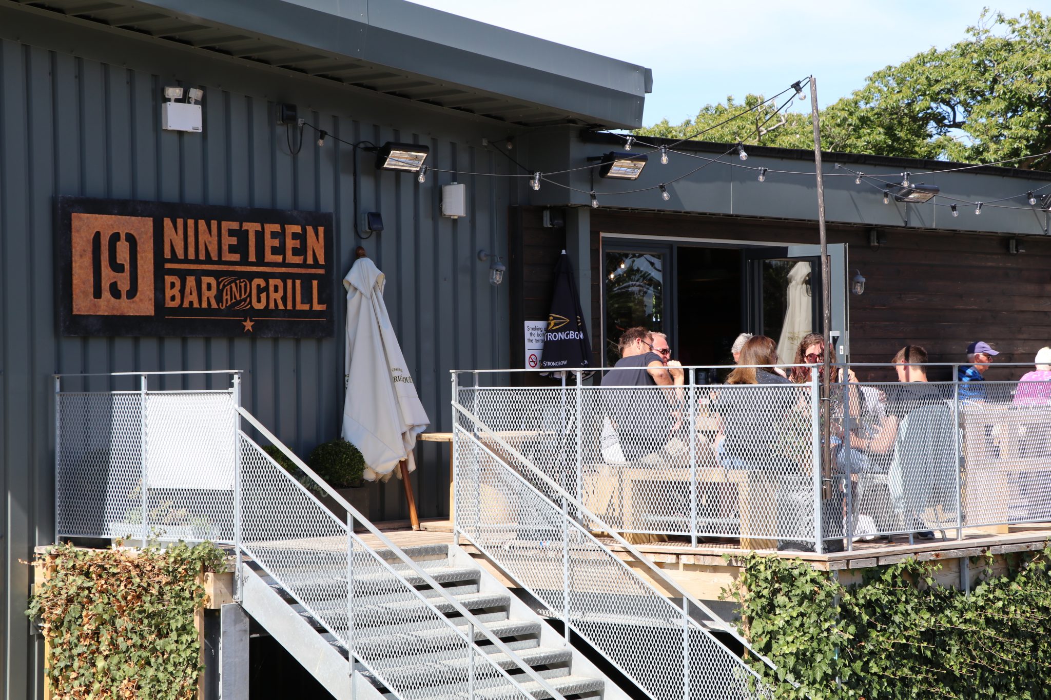 Nineteen Bar and Grill - Golf19